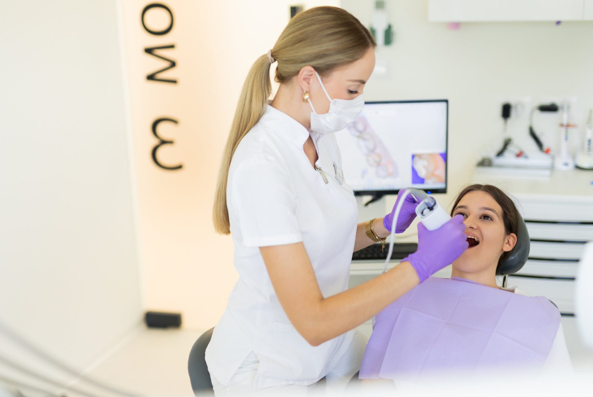Taking digital dental impression with an intraoral scanner – Clinic Burow